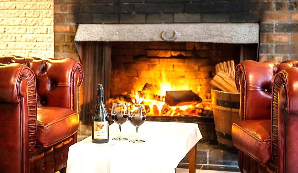 Jamberoo fire place lounge bar - Tourism Property